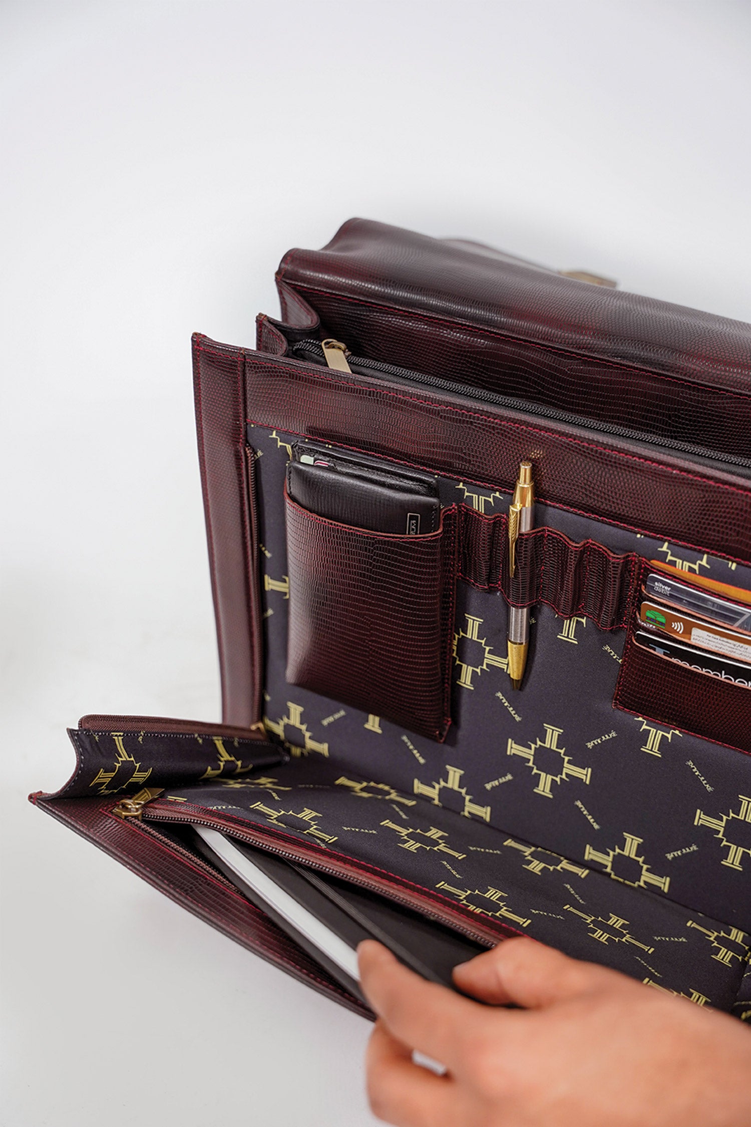 Zeus - Two-Tone Leather Laptop Bag In Dark Brown & Red | JULKÉ