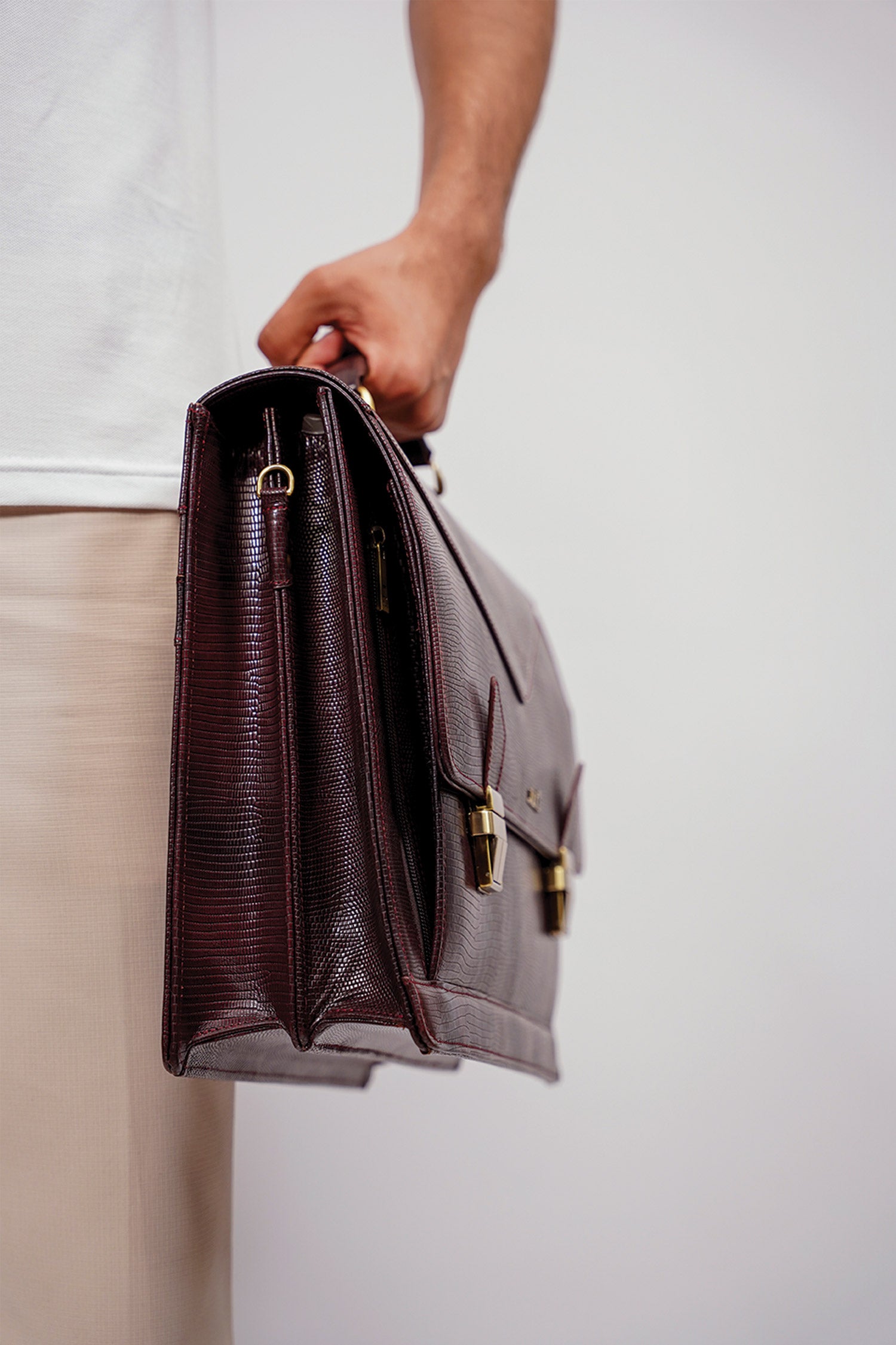Zeus - Two-Tone Leather Laptop Bag In Dark Brown & Red | JULKÉ