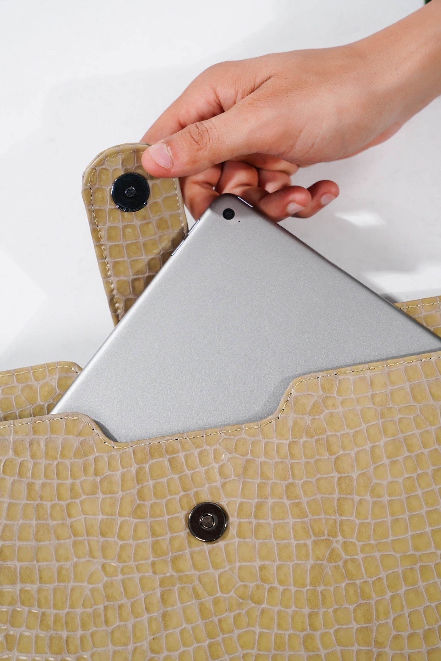 Nomad - Croc-Texture Leather Laptop Sleeve in 3 Colours | JULKÉ