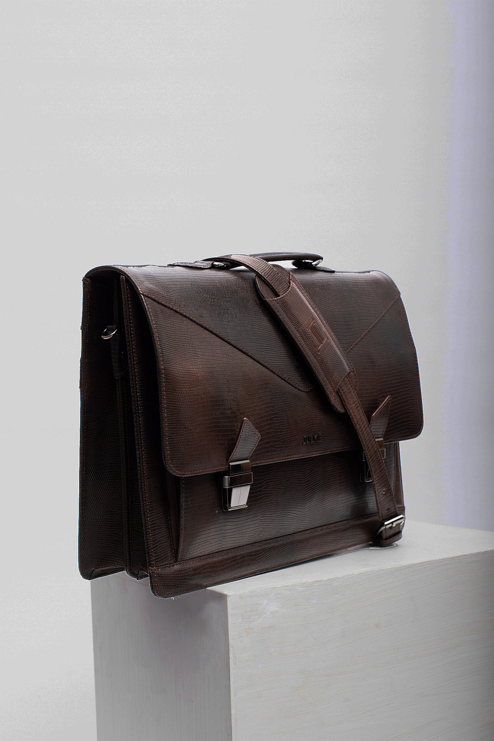 Zeus - Two-Tone Leather Laptop Bag In Dark Brown & Red | JULKÉ